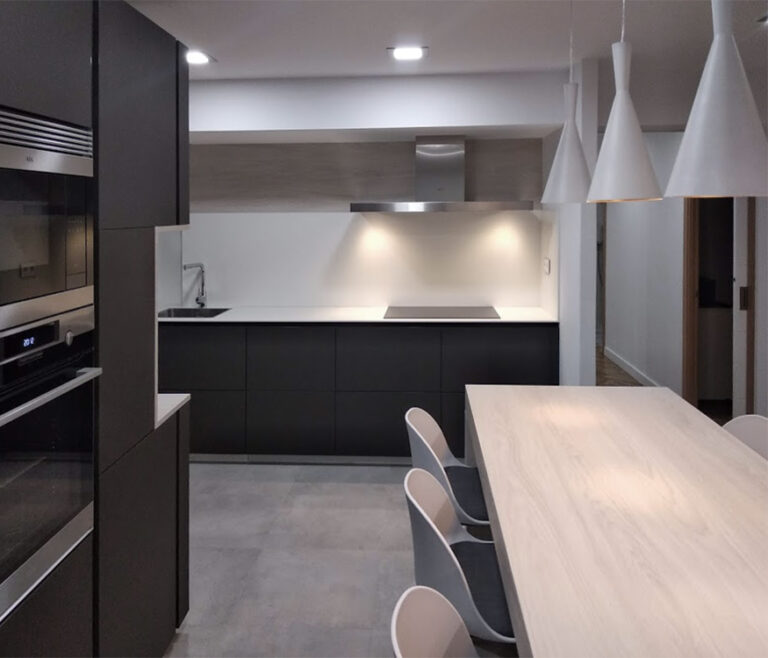 Cocina moderna en gris con encimera blanca • Kitchen in